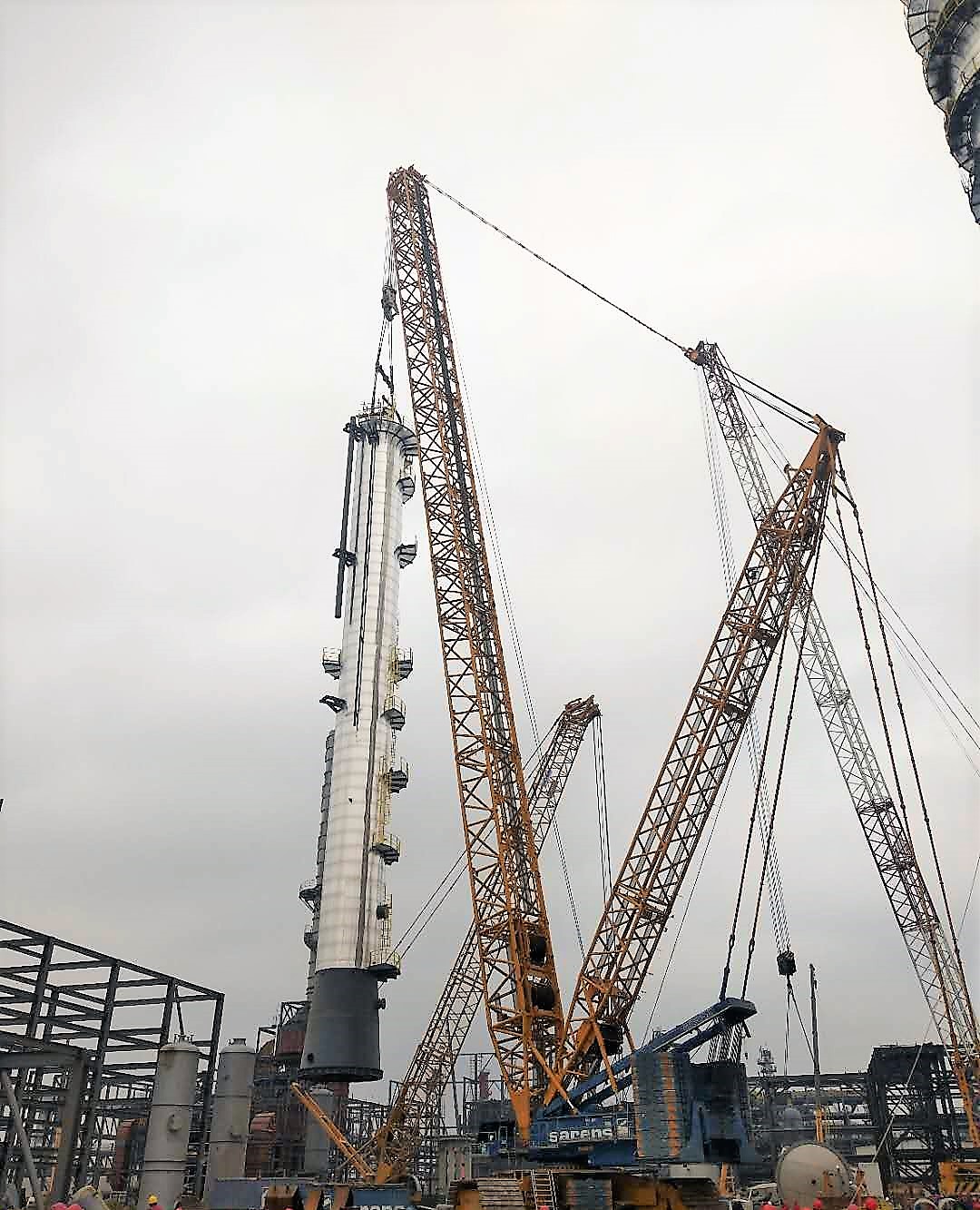 SARENS - Sarens CC6800 Performs Lifts at Chinese Chemical Plant in Daqing