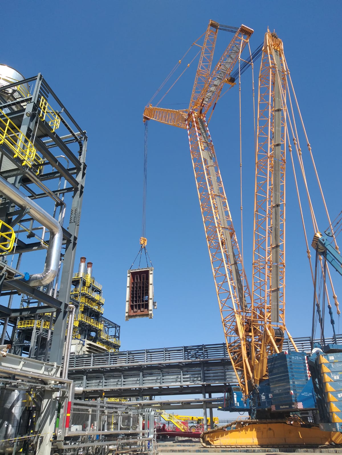 SARENS - Sarens Performs Precise Lifts in Karabatan